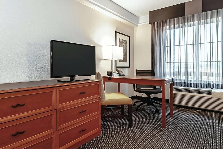 Wonderful Stay! 3 Amazing Units, Free Parking,pool - Ontario, CA