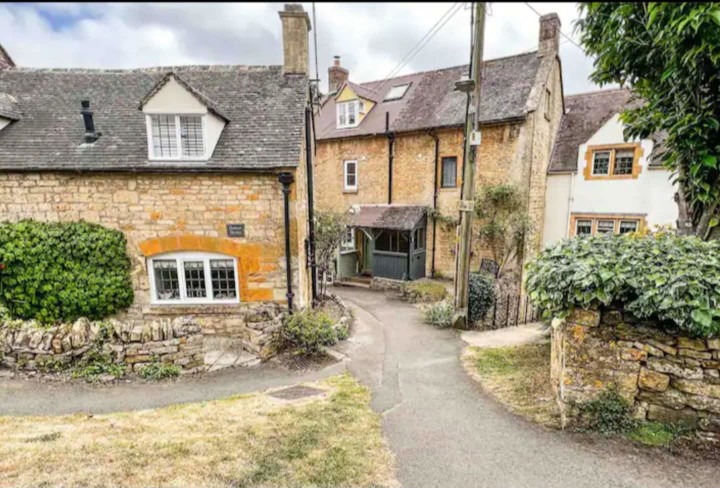 17th Century Cottage With Brook In Garden. - Moreton-in-Marsh