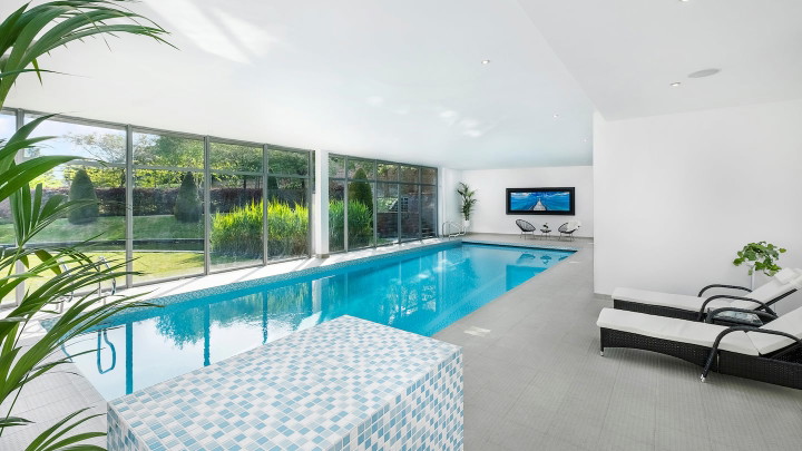 10,000sf 7-bed London Mansion, Heated Pool, Cinema - London