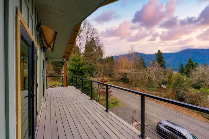 Panoramic Gorge Views + Sunset Deck Modern 3br - Carson, WA