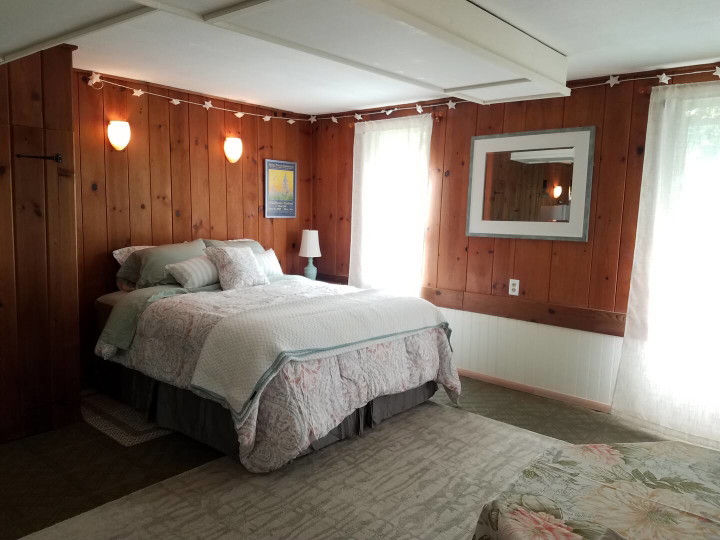 Knotty Pine Studio: 1.3 Miles To U Of O & Hayward - Eugene, OR