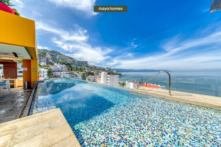 Beachside Condo W/ Rooftop Pool - Puerto Vallarta