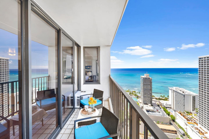Sky-high Retreat W/ Ocean Views & Beach Access - Honolulu, HI