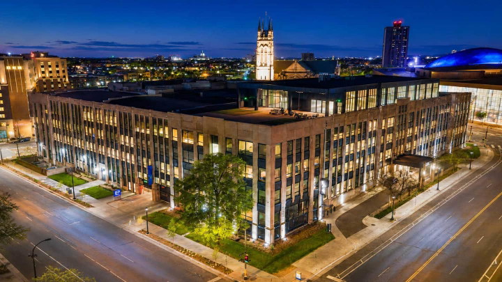 Roami At Century Plaza | 3br Corner View Loft - Minneapolis, MN