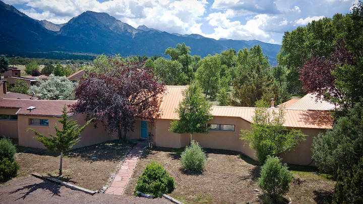Casa Cumbres: Creek, Hiking Trails & Pet Friendly - Crestone, CO