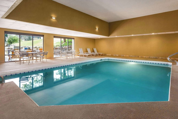 2 Queen | Americinn Madison | Hot Tub - Madison, WI