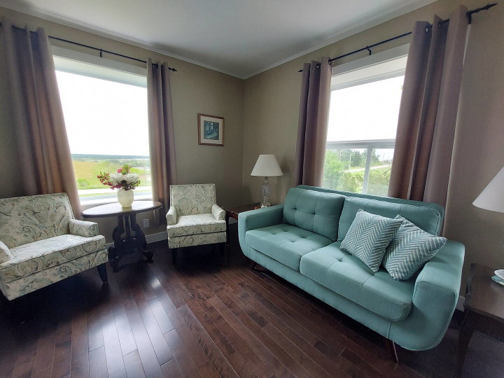 Rustic & Contemporary Four Bedroom House Sleeps 8 - Yarmouth