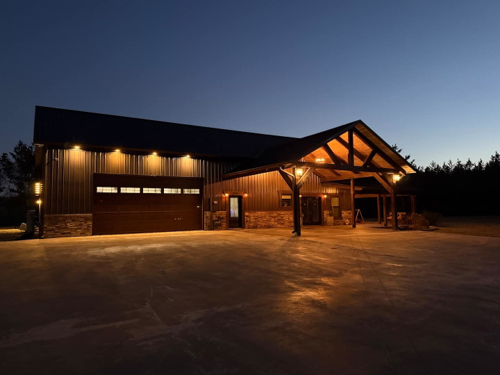 Home In The Pines / Heated Pool - Henderson, TN