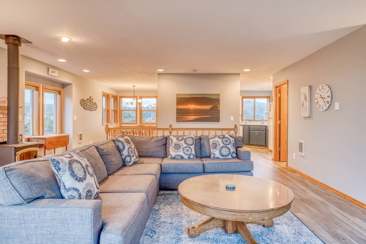 Ocean, River, Mountain Views-blocks From Beach - Pacific City, OR