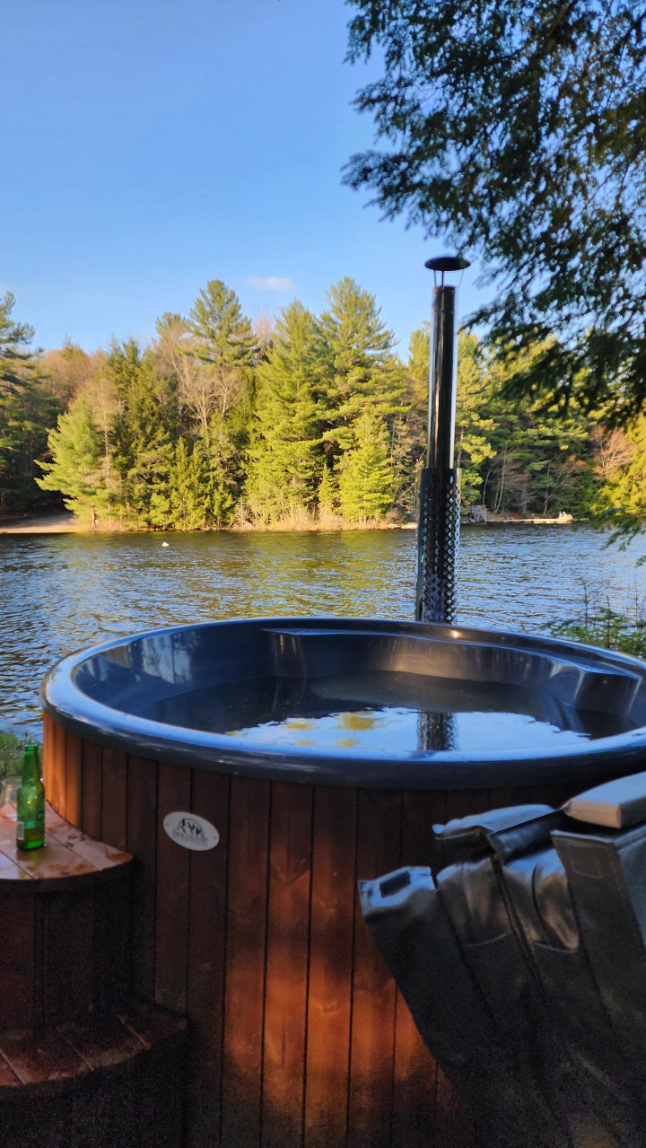 Scandinave Waterfront Retreat With Hot Tub & Sauna - Bracebridge