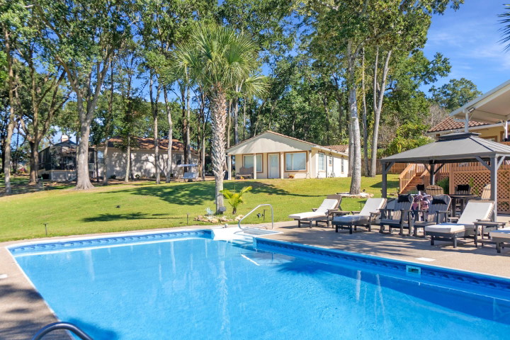 The Lakehouse - Pool & Lakefront! - Pensacola, FL
