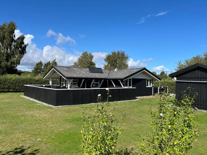 Dejligt Sommerhus På Ugeneret Grund Nær Strand. - Denmark
