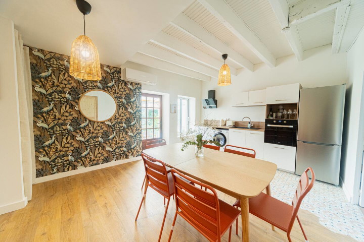 Immeuble Privé Pour Famille, Groupe Avec Jardin - Ain