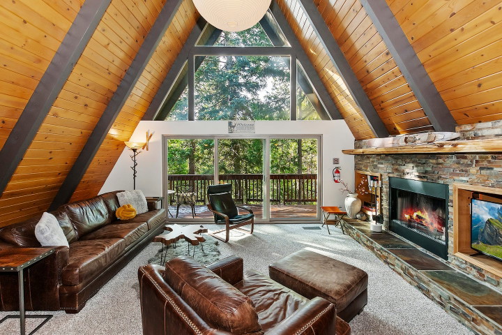 Romantic Spa Cabin | Firepit & Forest Views - Lake Arrowhead, CA