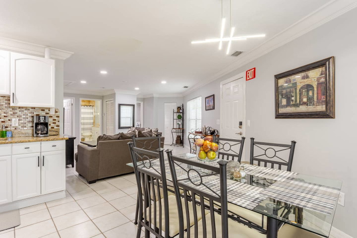 Guest House Close To Everything 2b1b Access 24/7 - Tampa, FL