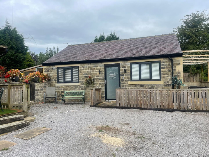 Charming 2 Bed Cottage Located On Small Farm - Wakefield