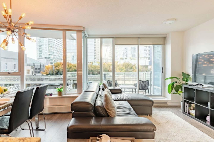 5-min Walk To Bc Place, King Bed + Pool & Gym - Vancouver