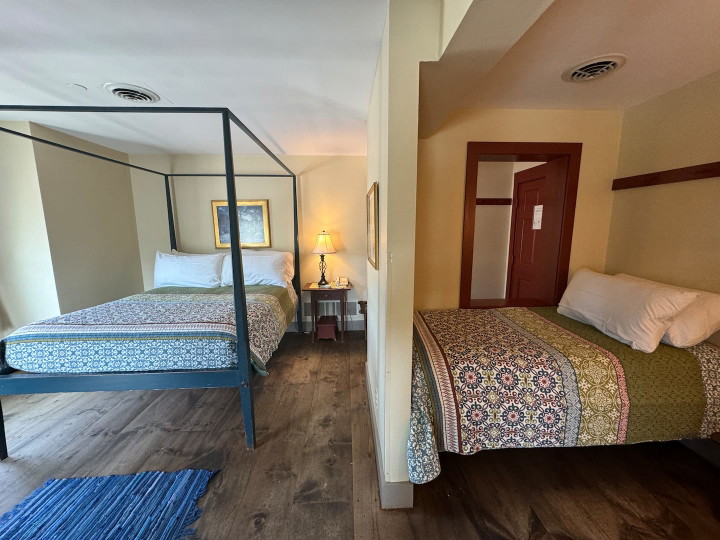 Artists Colony Inn / Deluxe Triple Room - Nashville, IN