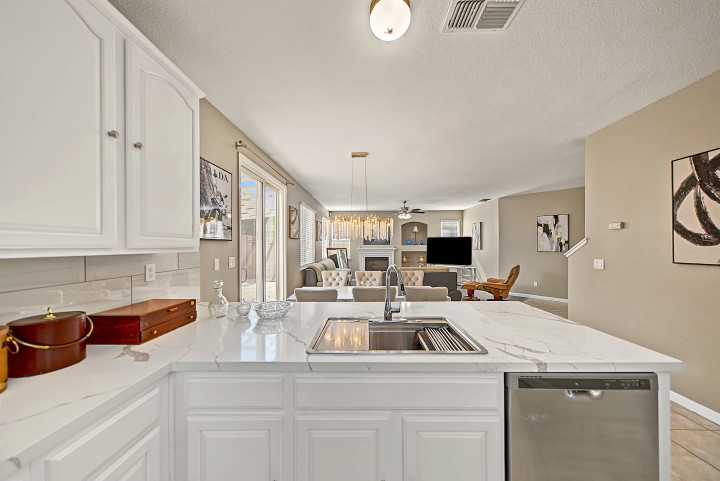 I-5 Getaway | 5br | Airbnb Fees Are Included. - Stockton, CA