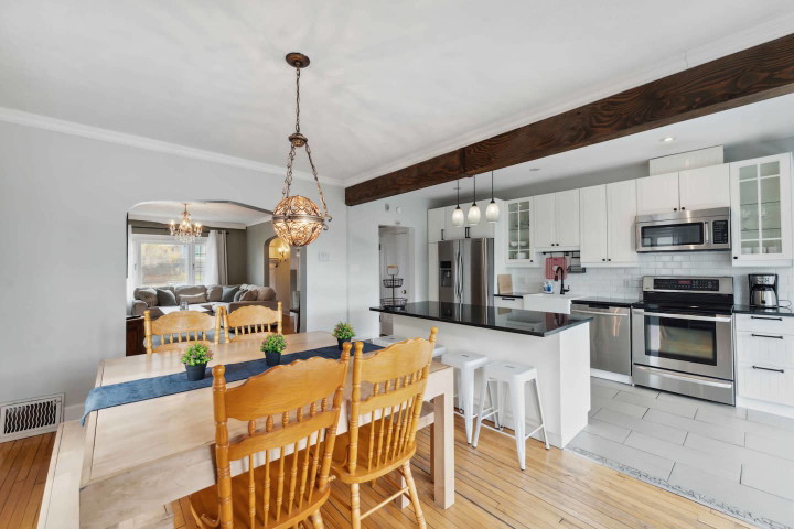 The Dows Retreat With 2 Car Driveway - Ottawa