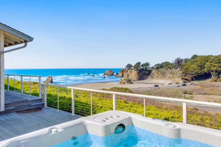 Oceanfront Haven - Hot Tub & Private Beach Access - Fort Bragg