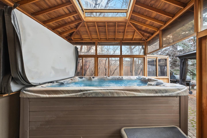 The Royal Ravine Luxury Retreat W/hot Tub + Sauna - Calgary