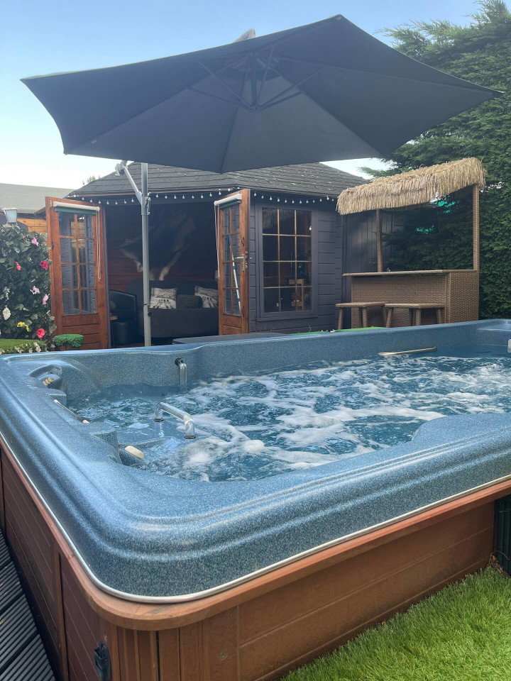Romantic Swiss Cabin Hideaway & Hot Tub Spa Pool - Southampton, UK