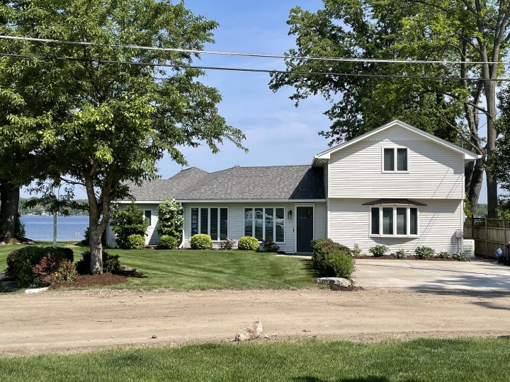 Spacious 4 Bedroom Lakefront Retreat - Brighton, MI
