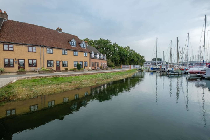 Waterside Cottage 2 Beds, Sleeps 4 Marina Views. - Isle of Wight