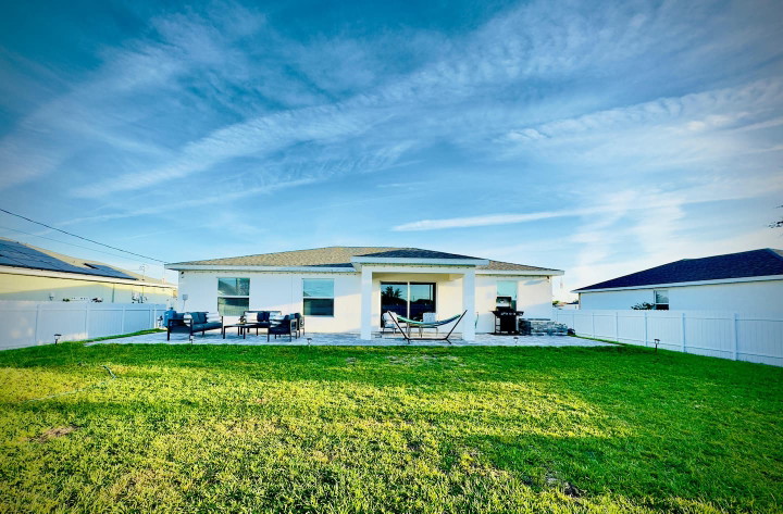 Villa Paz: Modern Family Retreat, Fenced Patio. - Burnt Store Marina
