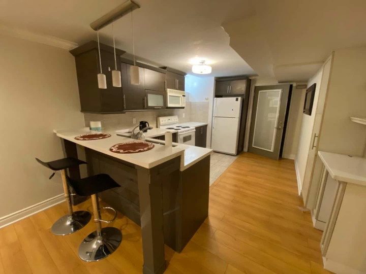 Cheerful 2-bedroom Home With Indoor Fireplace - Brampton
