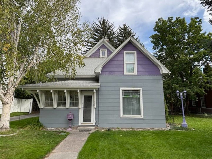 Queenie The Downtown Victorian Charmer - Idaho Falls, ID