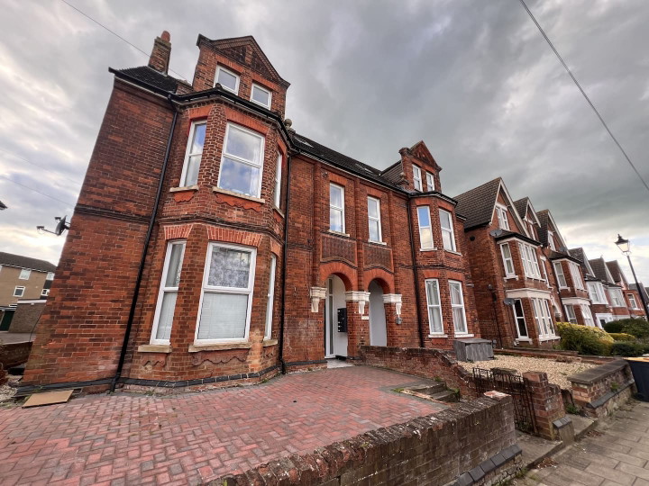 Large 2 Bed In Centre/parking/garden/bills Inc - Bedford