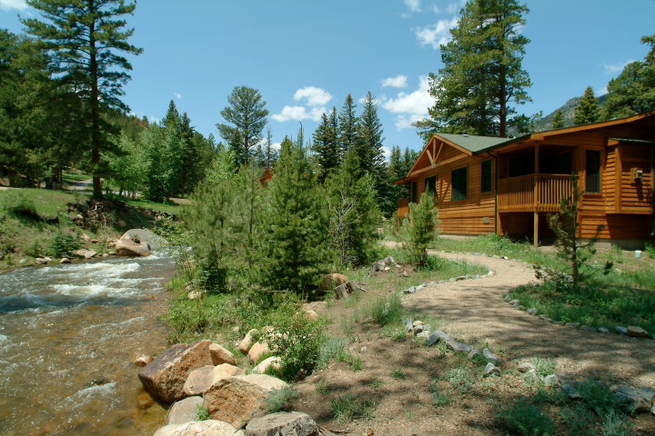 2-bedroom Riverfront Cabin - Estes Park, CO