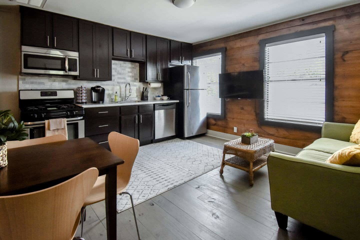 Sully's Loft:walk To A&m-comfy King Bed-cool Style - Bryan, TX