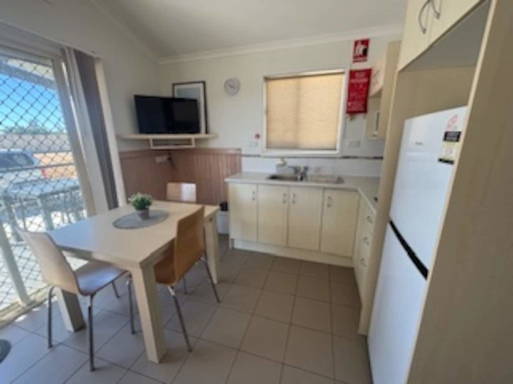 Self Contained Queen Cabin With Bunks Private Deck - Longreach