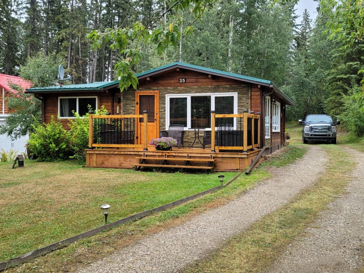 Beautiful 2 Bedroom Cabin With 8 Person Hot Tub - Alberta