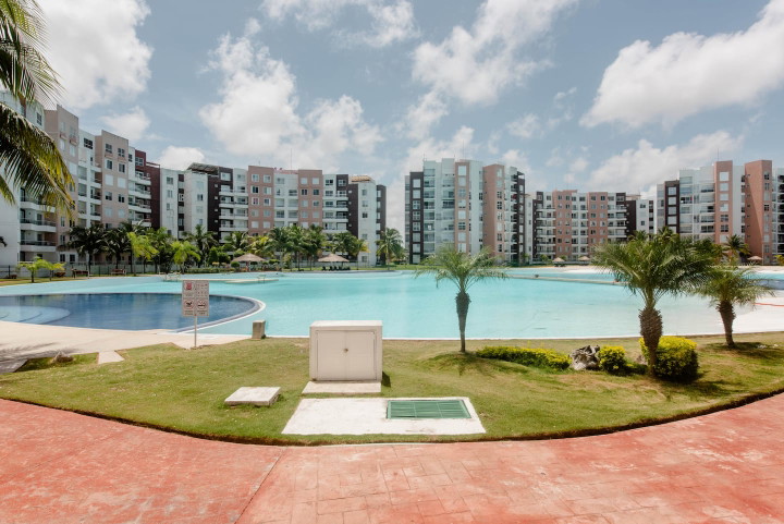 Supervacaciones In The Largest Pool In Cancun - Cancún