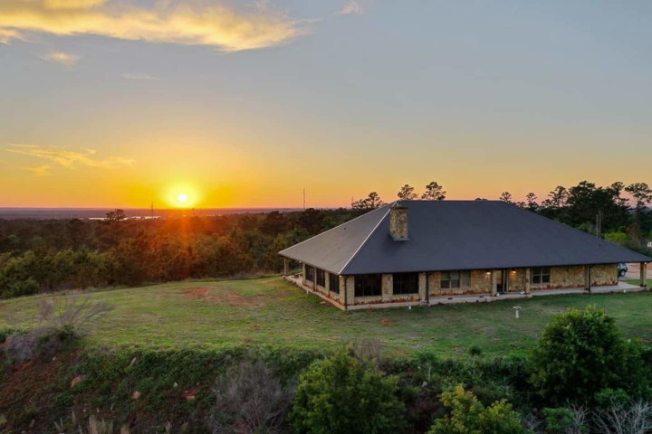 Bastrop Home · Sleeps 10 · 6-car Parking + Wifi - Bastrop, TX