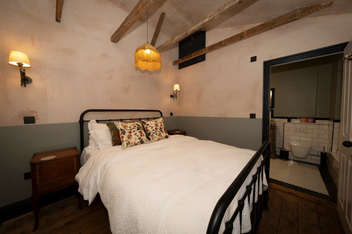 The Doghouse Inn King Size Bed W/ Roll Top Bath - Saint Leonards