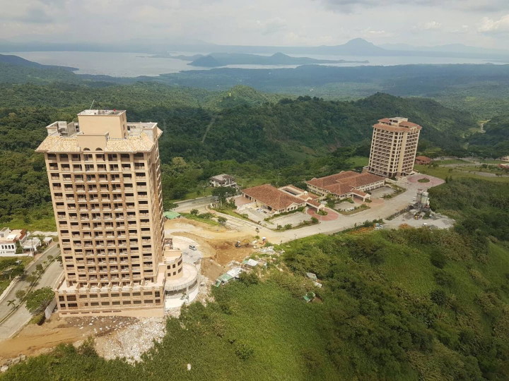 Charming & Modern Condotel Overlooking Taal Lake - Alfonso