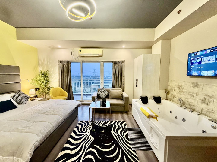 Hot Jacuzzi Fever I Pool + Gym I Private Studio - Manesar