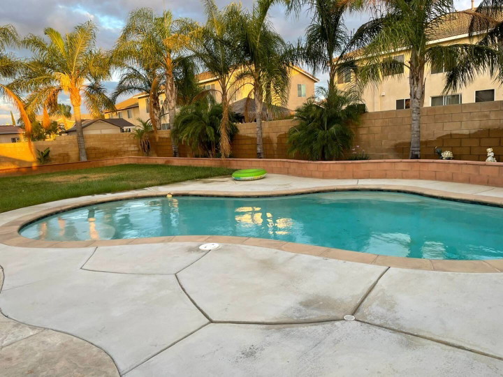 Charming Spacious Home With Private Swim Pool - Eastvale, CA