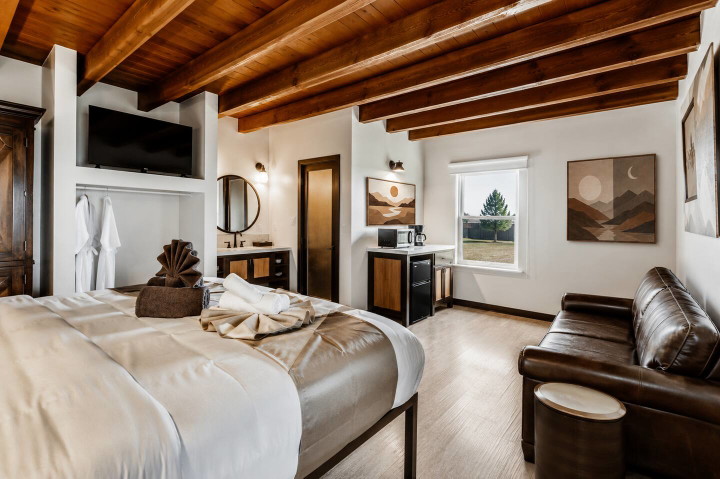 Luxx Taos Motor Lodge - Two Bedroom Suite - Taos, NM