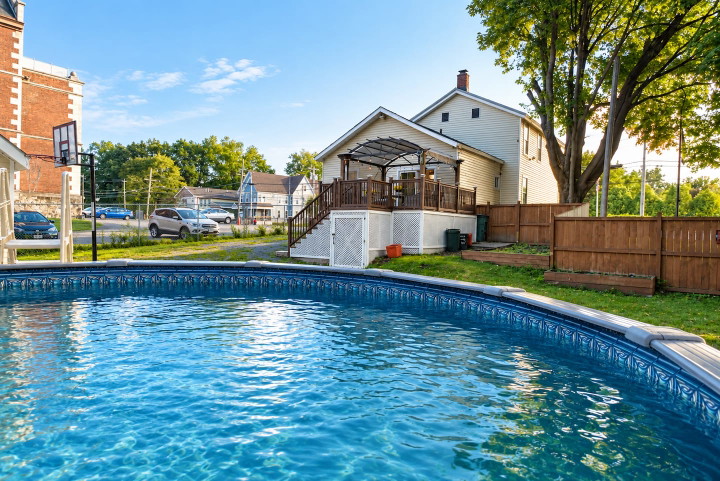 Utica 4br W/ Pool, Bbq & Parking | Sleeps 8 - Utica, NY