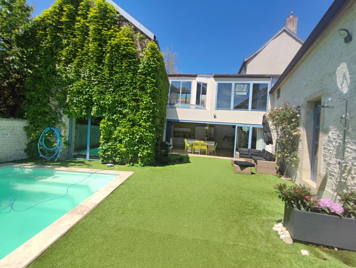 Alma House: Swimming Pool, Jacuzzi, Fireplace, Foosball - Dijon
