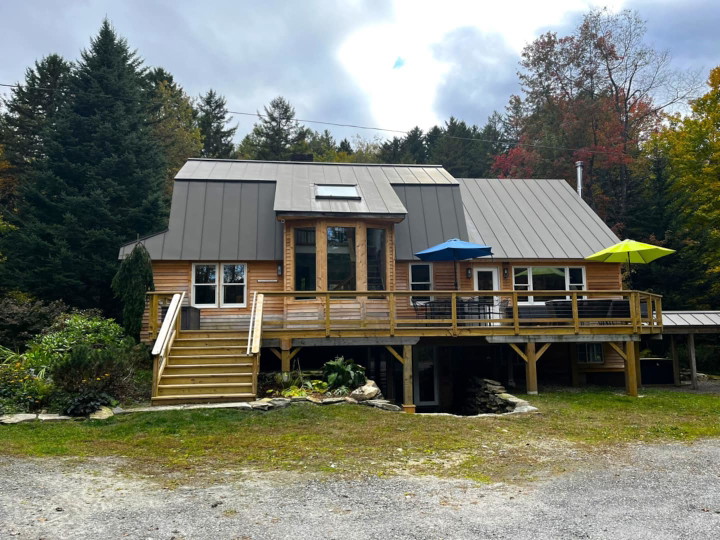 Chalet- Stream, A/c, Hot Tub, Min To Lake And Ski - Vermont