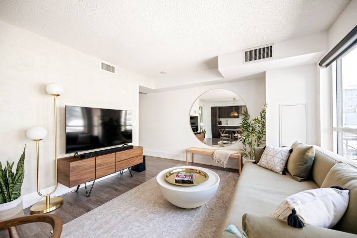 Elegant Condo W/ Free Parking, King Bed, Gym, Pool - Toronto