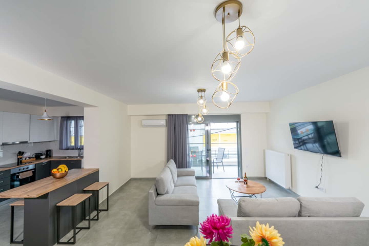 Entire Floor Comfort 3 Bedroom Apartment - Ано-Льосия