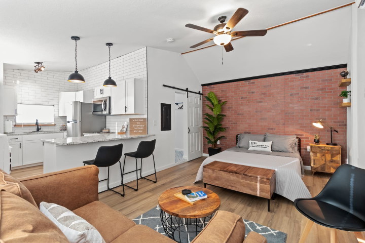 Spacious Industrial Style Studio Guesthouse - Tampa, FL